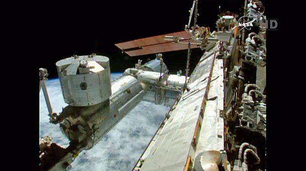 Space station "cable guys" venture out for spacewalk - CBS News