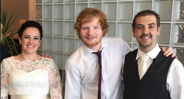 Ed Sheeran crashes wedding for surprise performance - CBS News