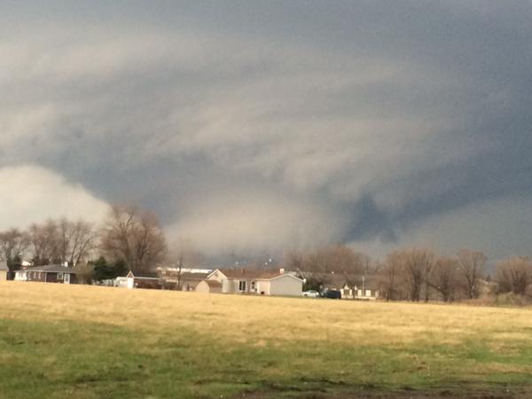 At least 1 killed as tornadoes wreak havoc in Illinois - CBS News