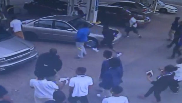 Video: Mob of high school students attacks man at a Memphis, Tennessee ...