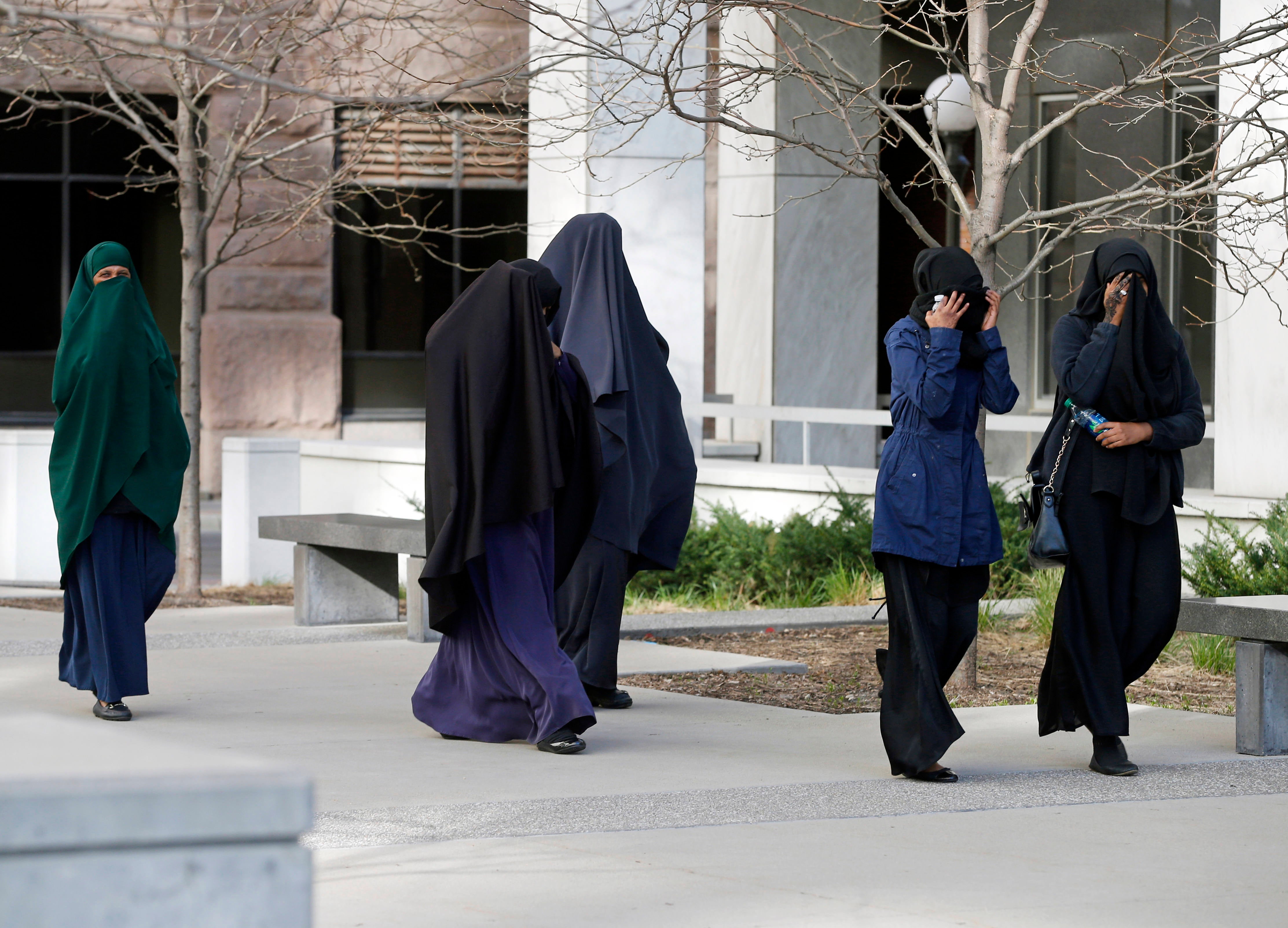 Defense challenges use of paid informant in Minnesota ISIS case - CBS News