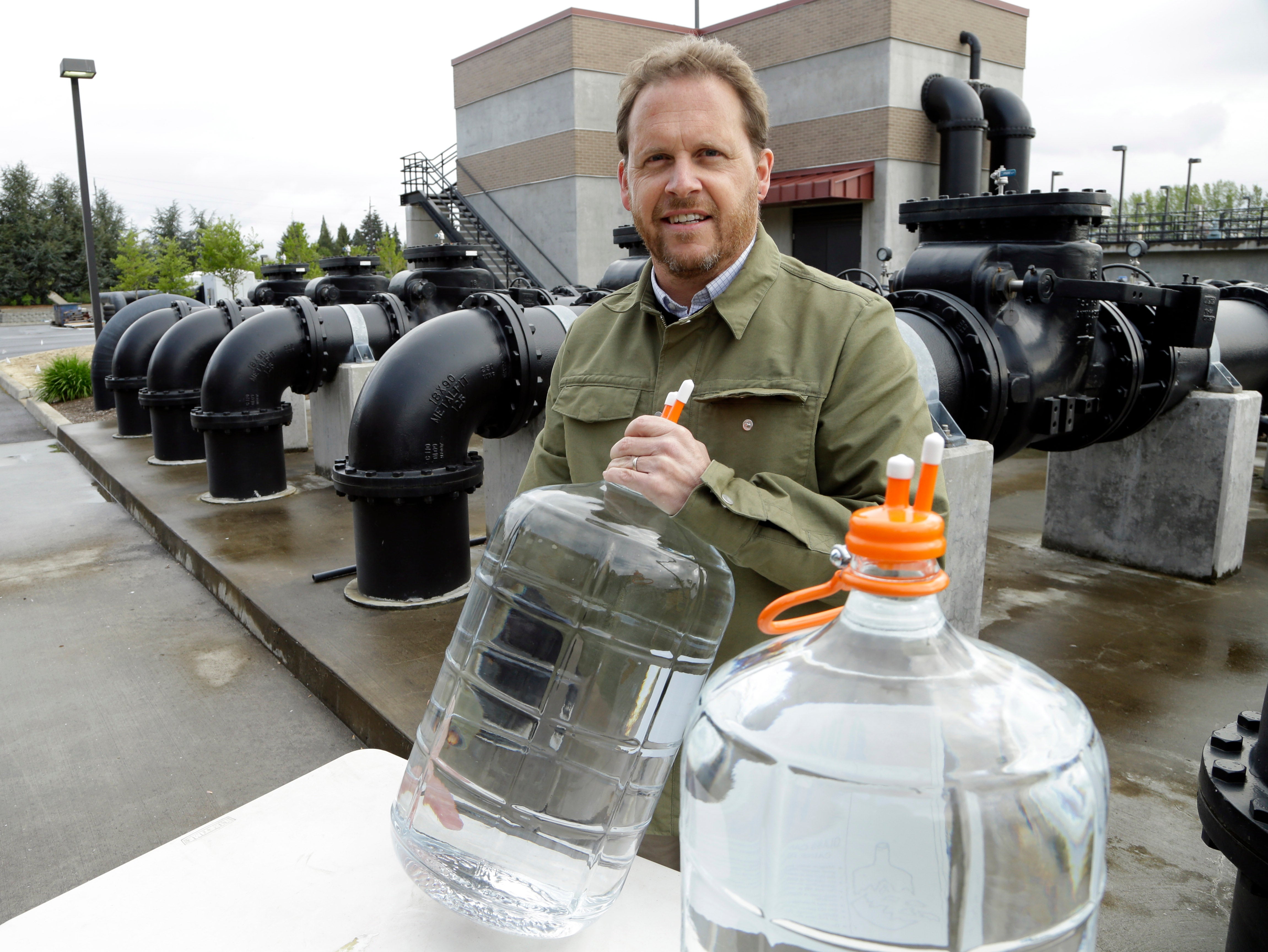 Wastewater plant's "sewage to suds" beer brewing challenge - CBS News