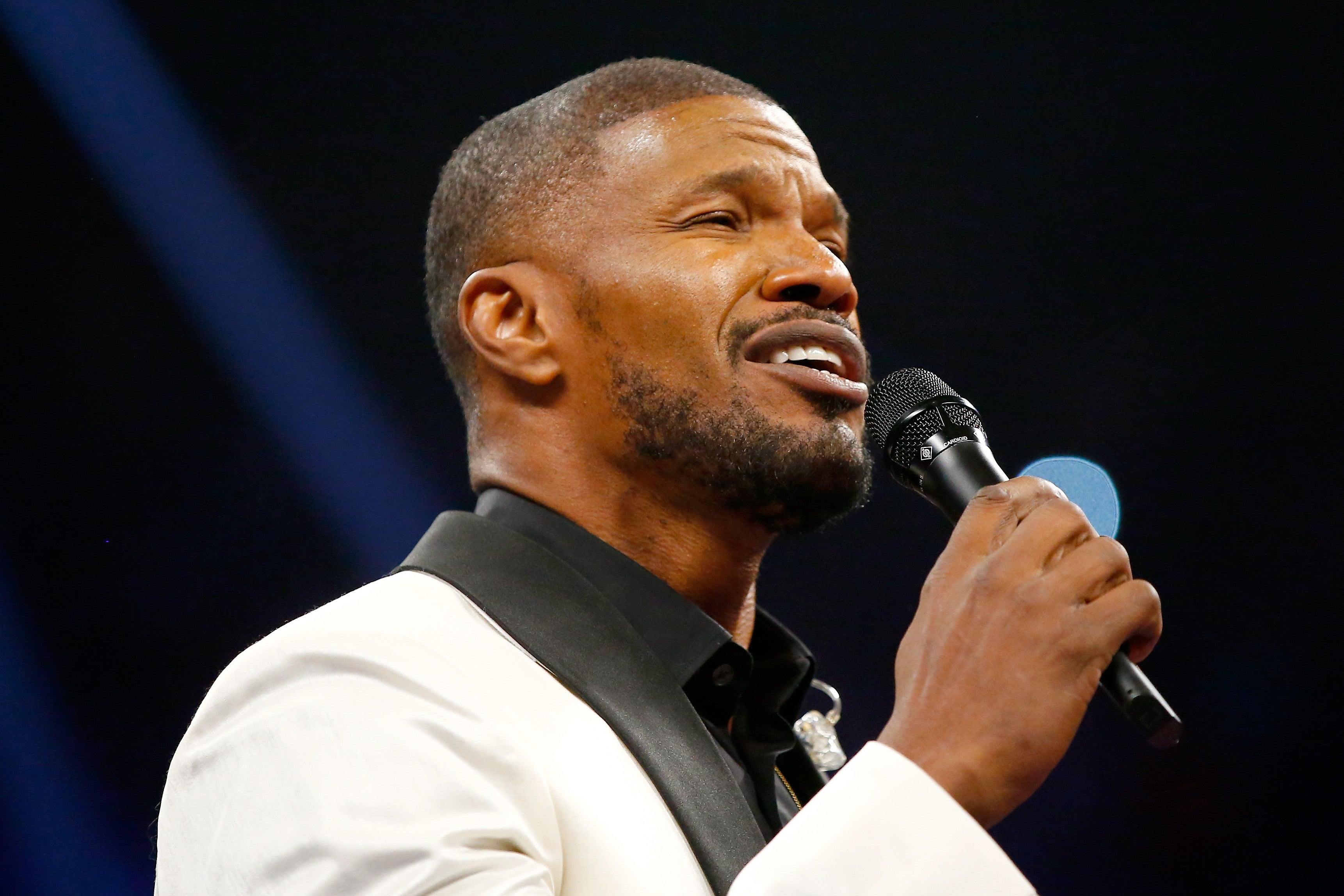 Jamie Foxx meets dad of man he saved - CBS News