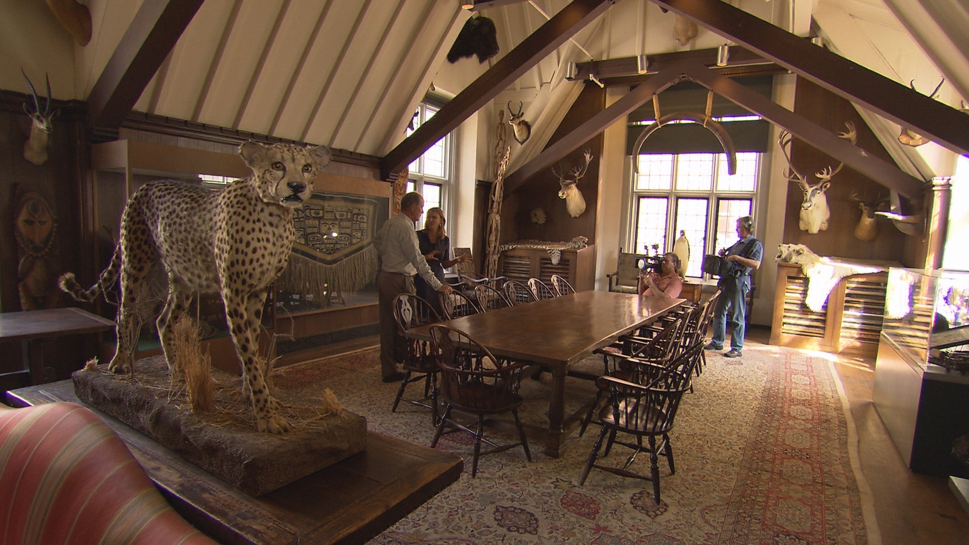 Lara Logan tours The Explorers Club - CBS News