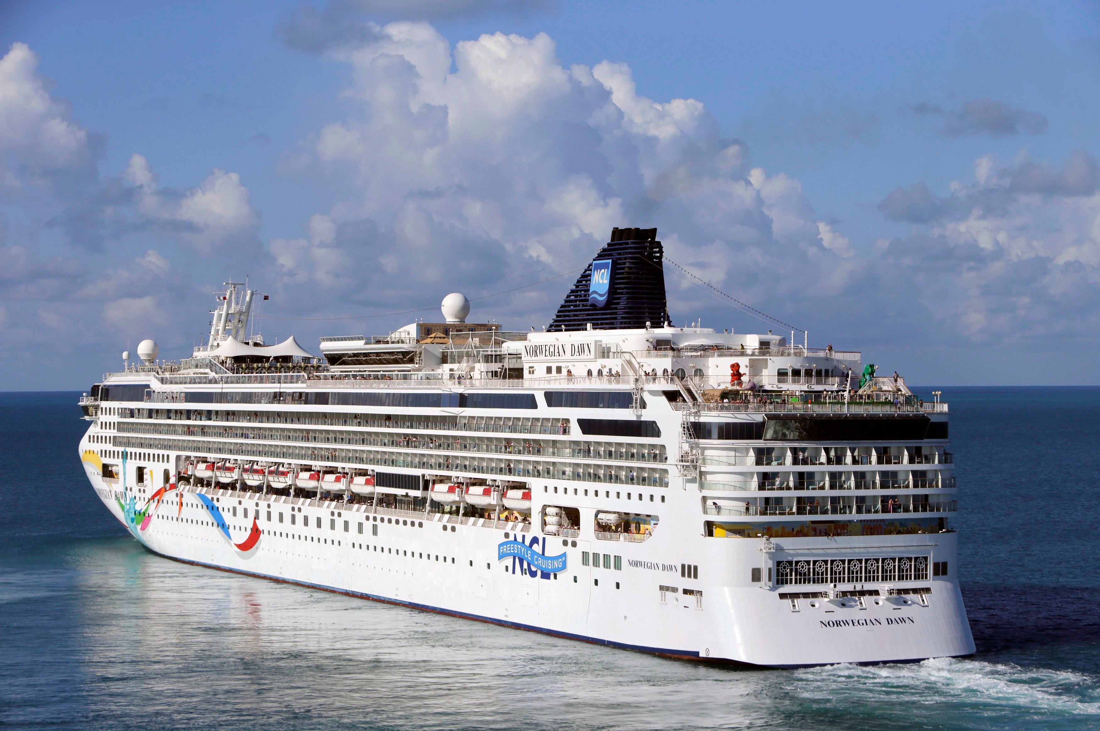 Cruise ship freed from reef off Bermuda - CBS News