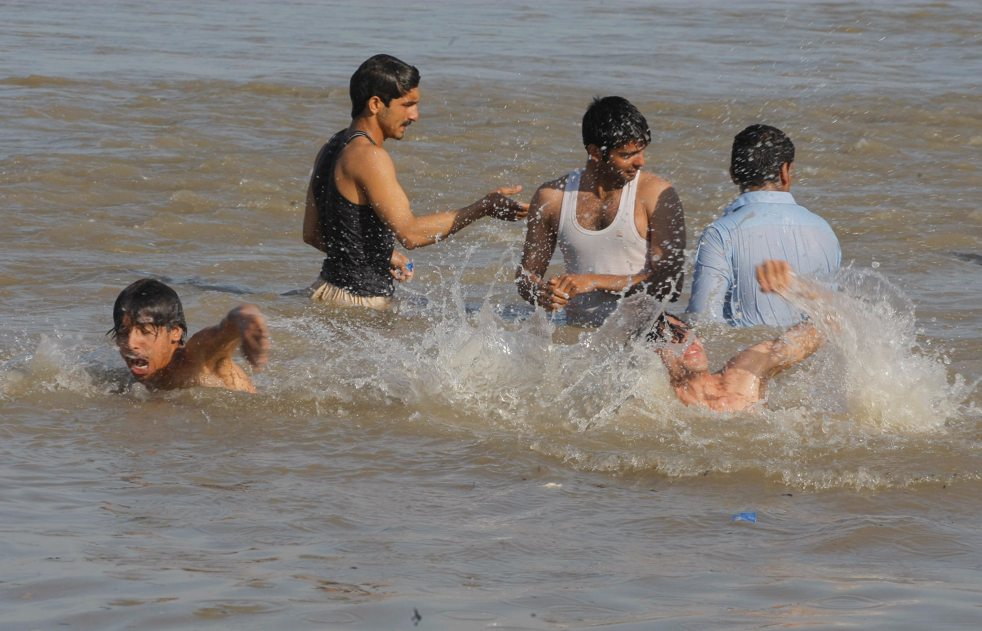 Devastating heat wave slowly easing in Pakistan - CBS News
