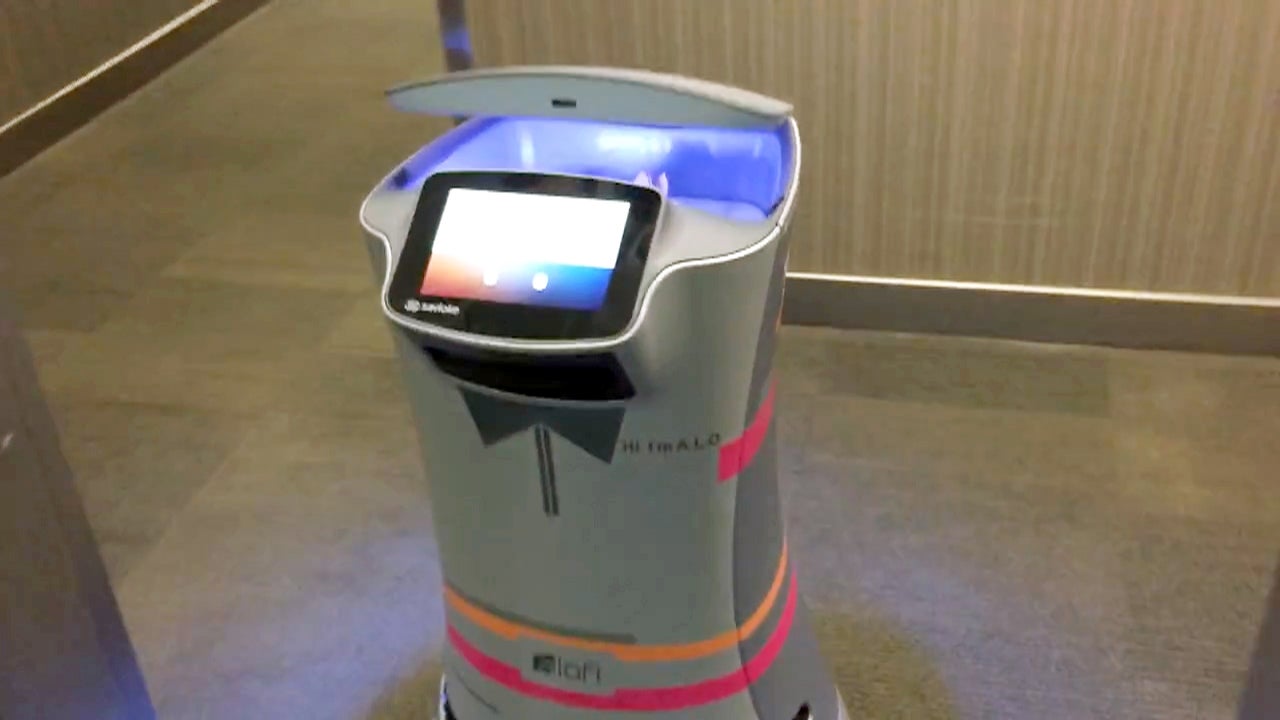 Robot butler delivers room service at California hotel, on The Feed ...