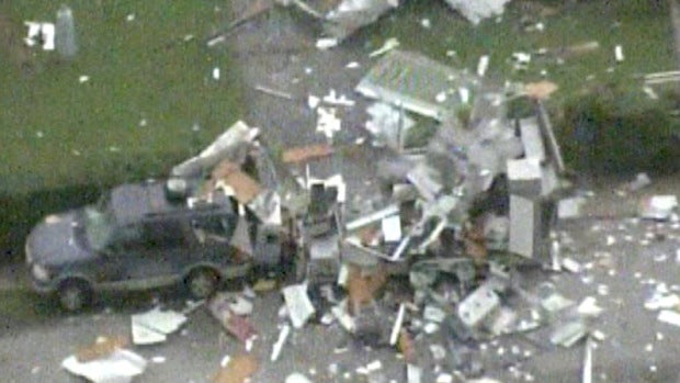 Explosion destroys food truck, rocks Miami neighborhood - CBS News