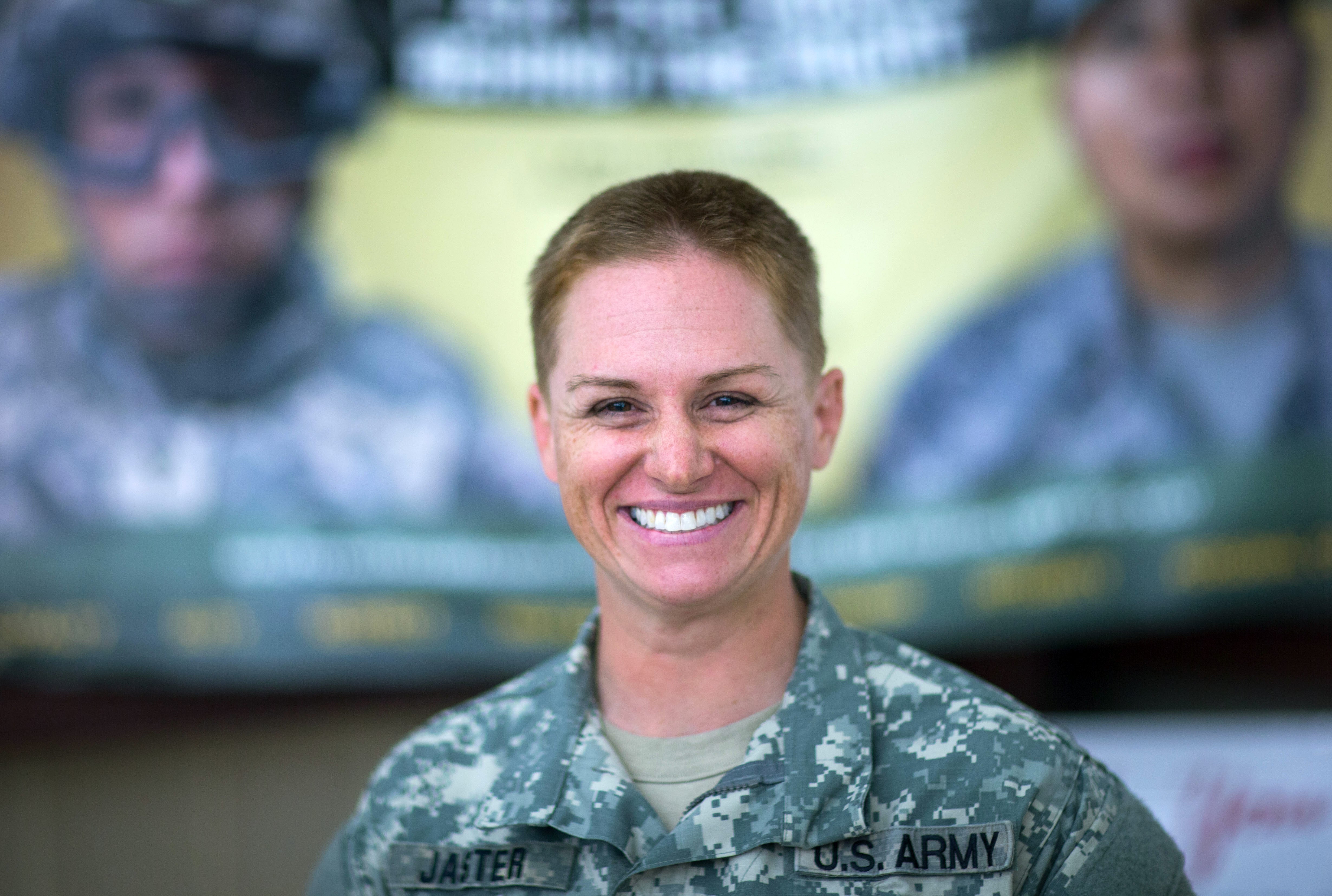 Third female Army Ranger on graduating: "There's no quitting" - CBS News