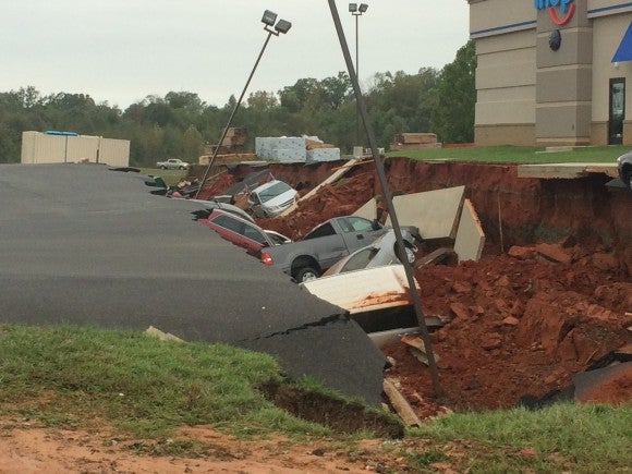 State of emergency declared over parking lot hole in Miss. - CBS News