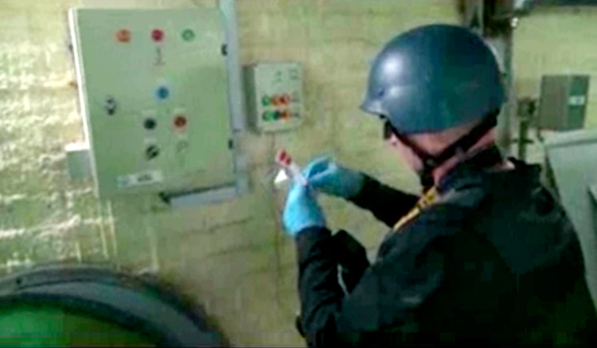 ISIS pursuing production of chemical weapons, officials say - CBS News