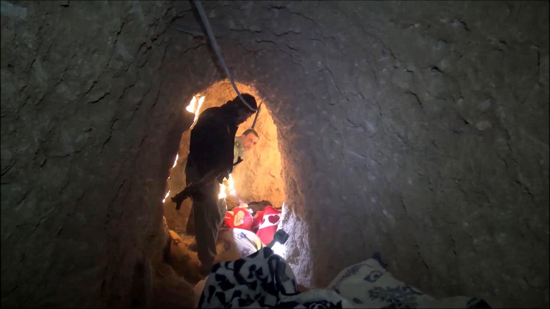 ISIS used tunnels to hide under besieged Iraq city - CBS News