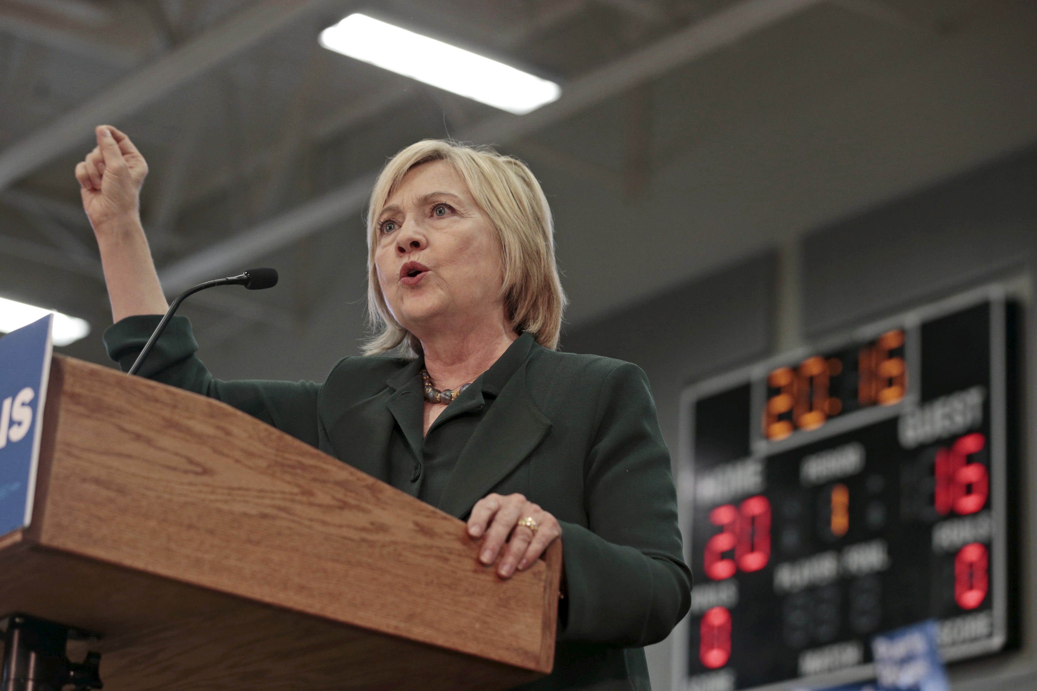 Hillary Clinton courts Floridians in Orlando - CBS News