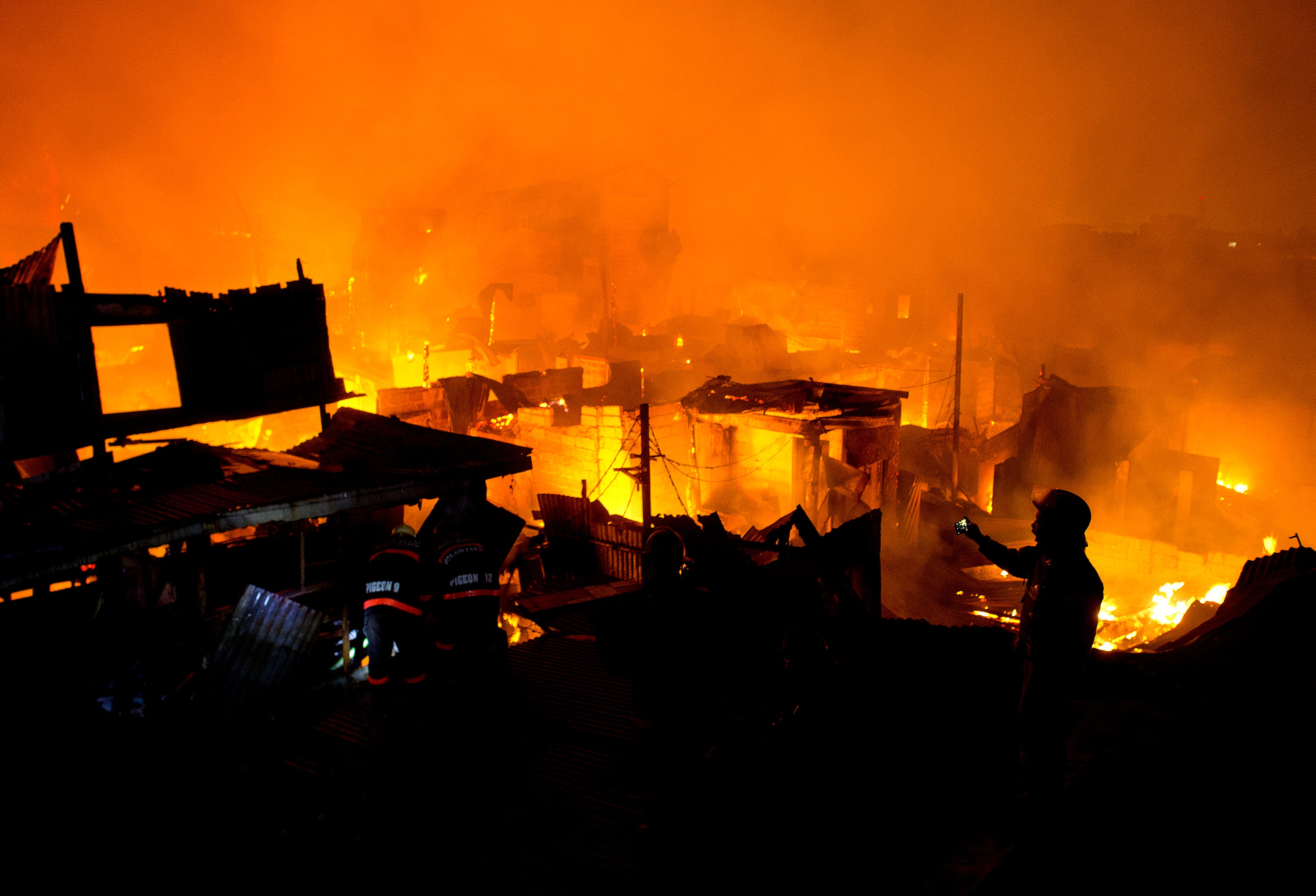 Fire razes Tondo slum in Philippines capital Manila on New Year's Eve ...