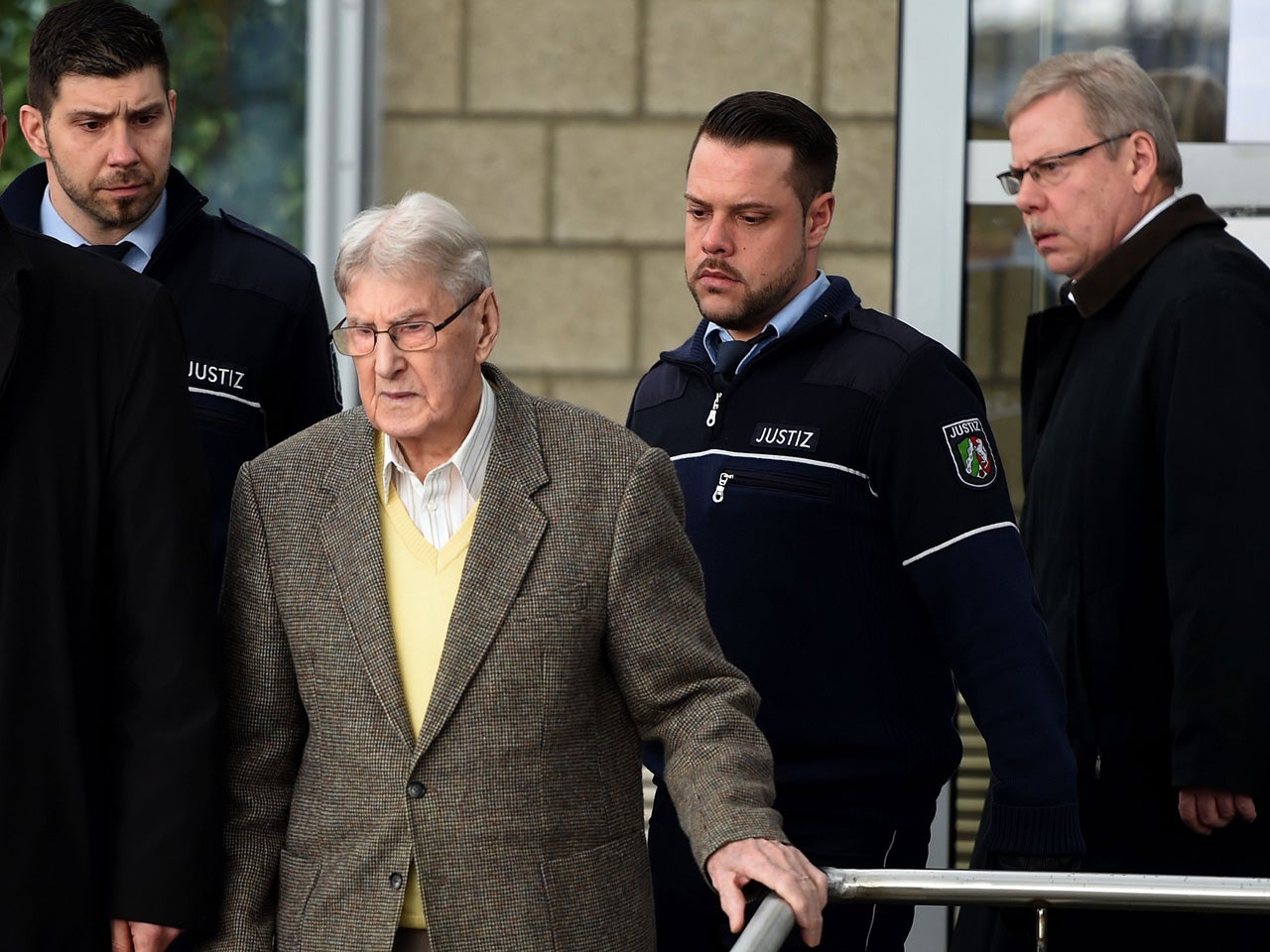 Auschwitz Nazi SS guard Reinhold Hanning trial begins in Germany over ...