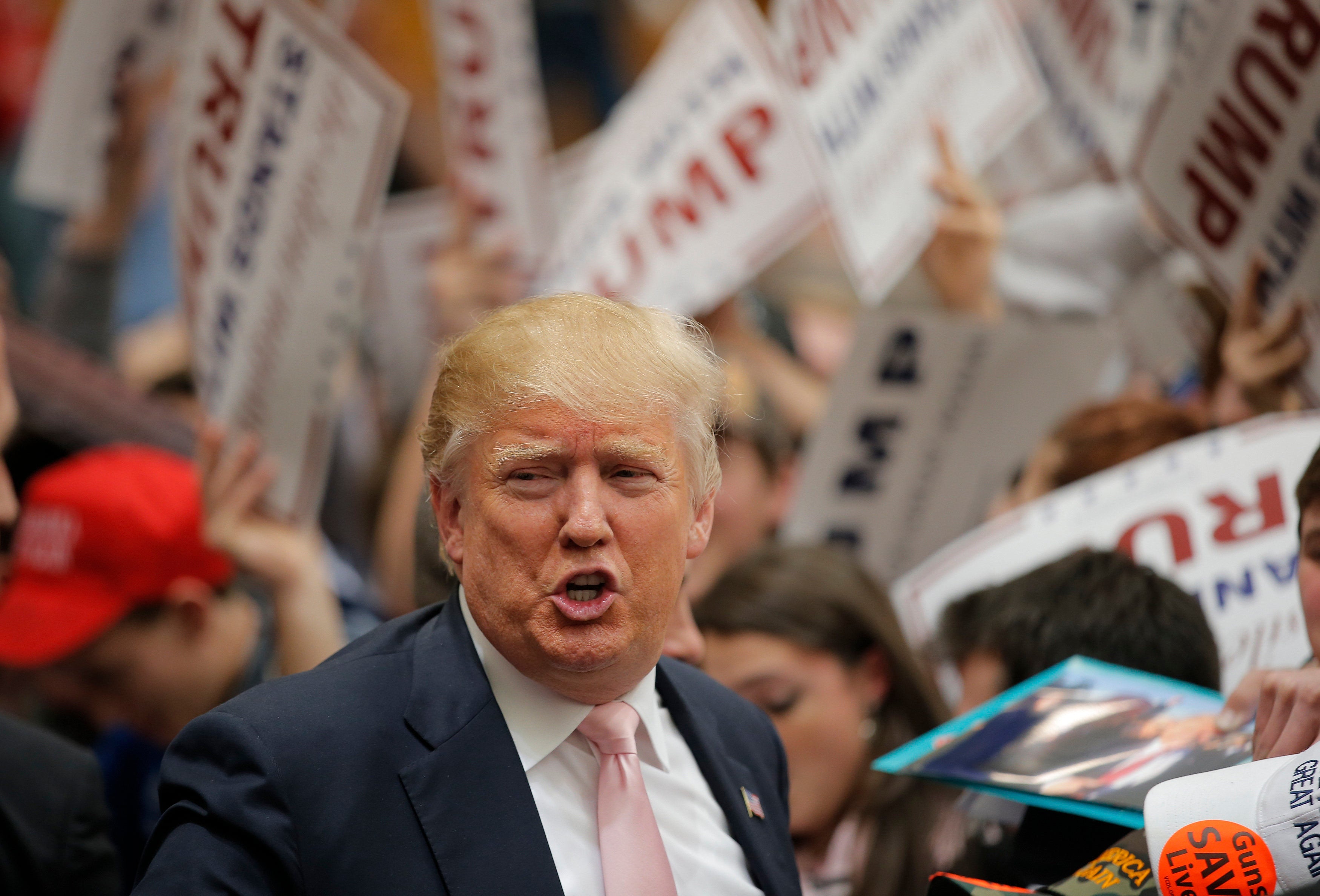 U.S. Secret Service agent tussles with media at Donald Trump rally ...