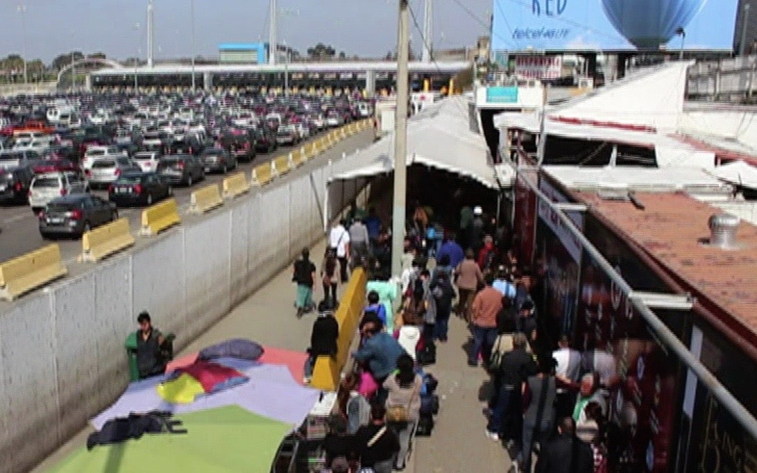 Largas filas en el cruce Tijuana-San Diego - CBS News