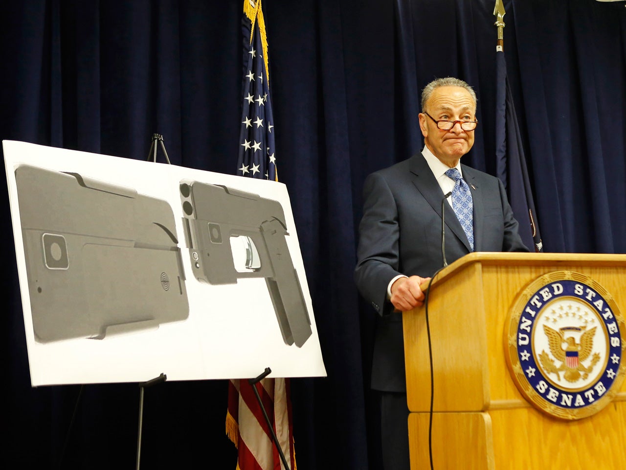 Gun that looks like iPhone draws senator's ire - CBS News