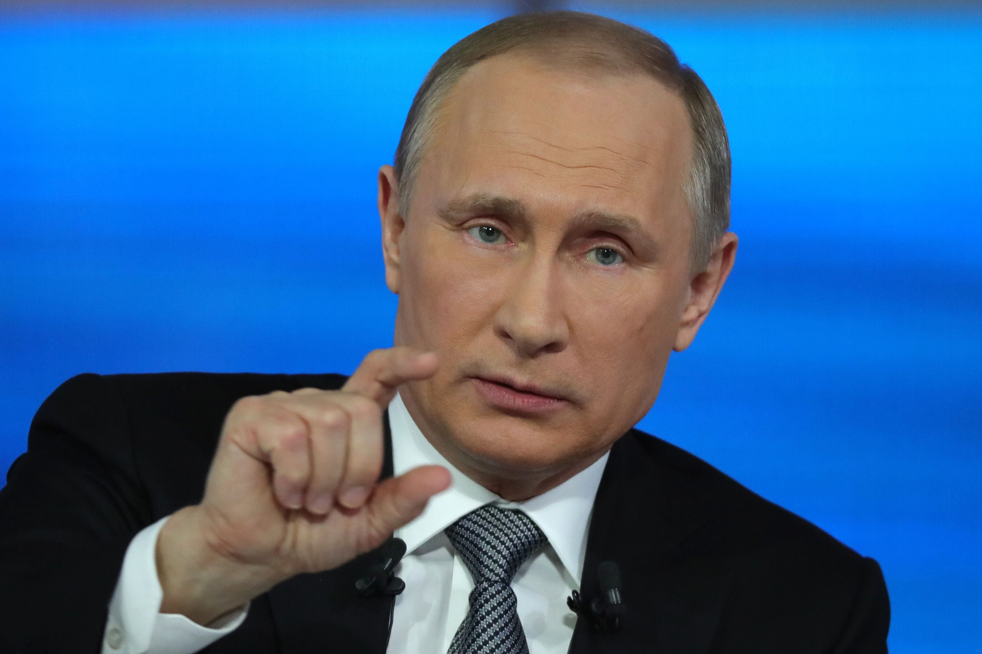 Vladimir Putin seeks to charm, insists Russian economy on the mend ...