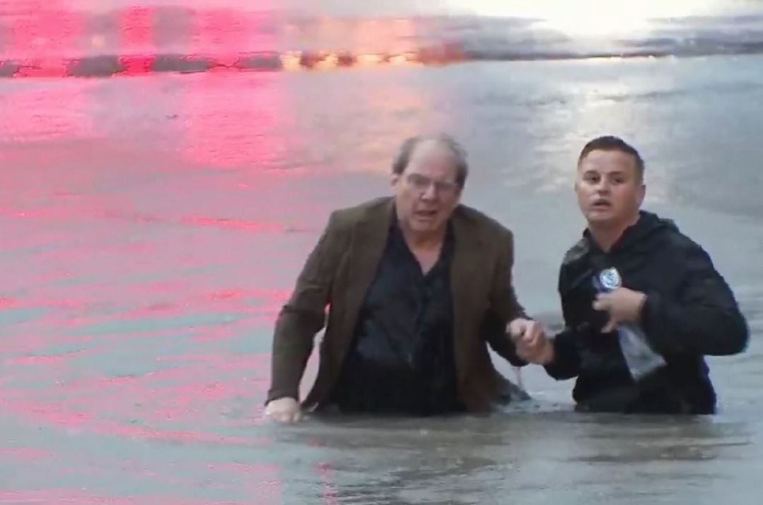 TV reporter helps in rescue amid Houston flooding - CBS News