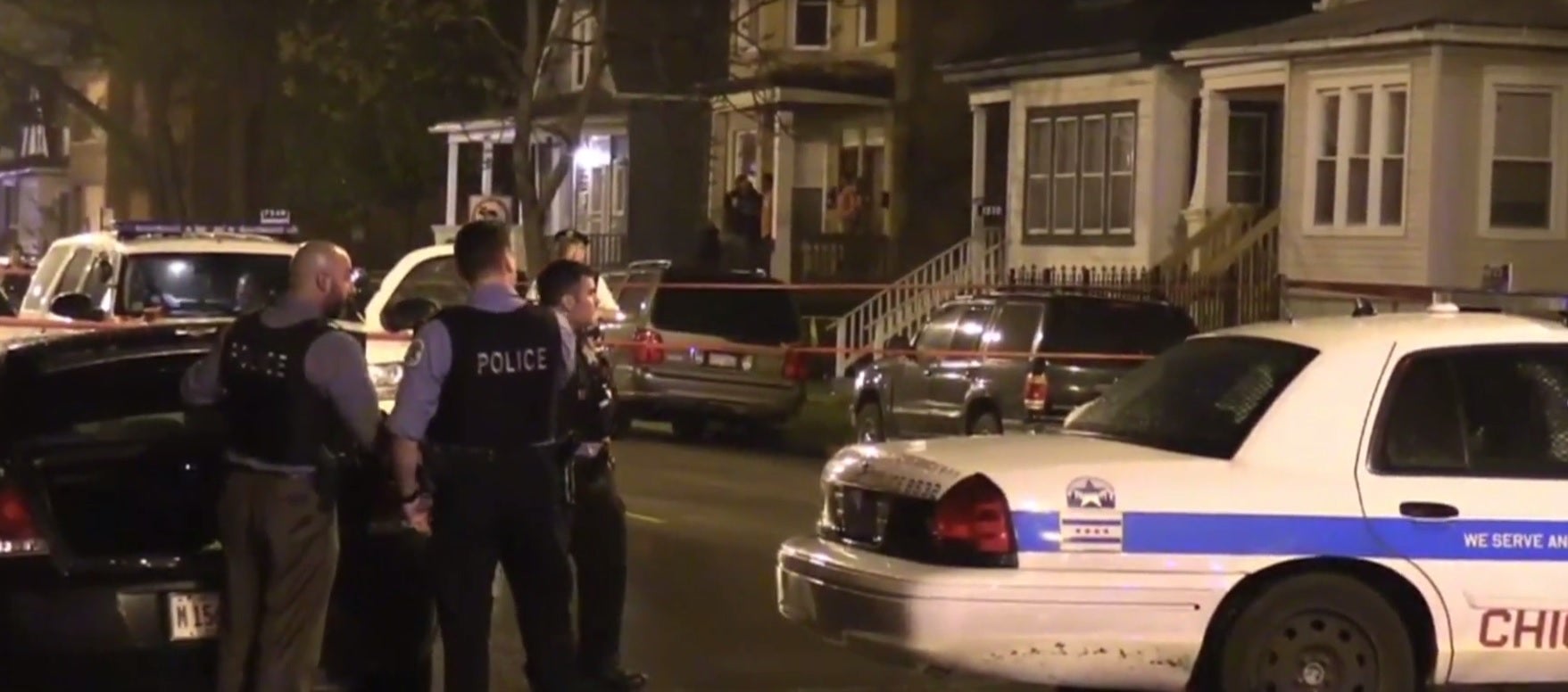 Triple murder suspect barricaded in Chicago home - CBS News