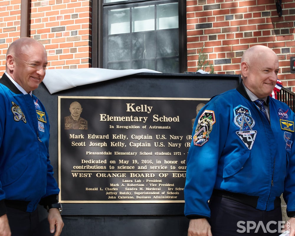 Astronaut twins Mark & Scott Kelly get hero's welcome in hometown - CBS ...