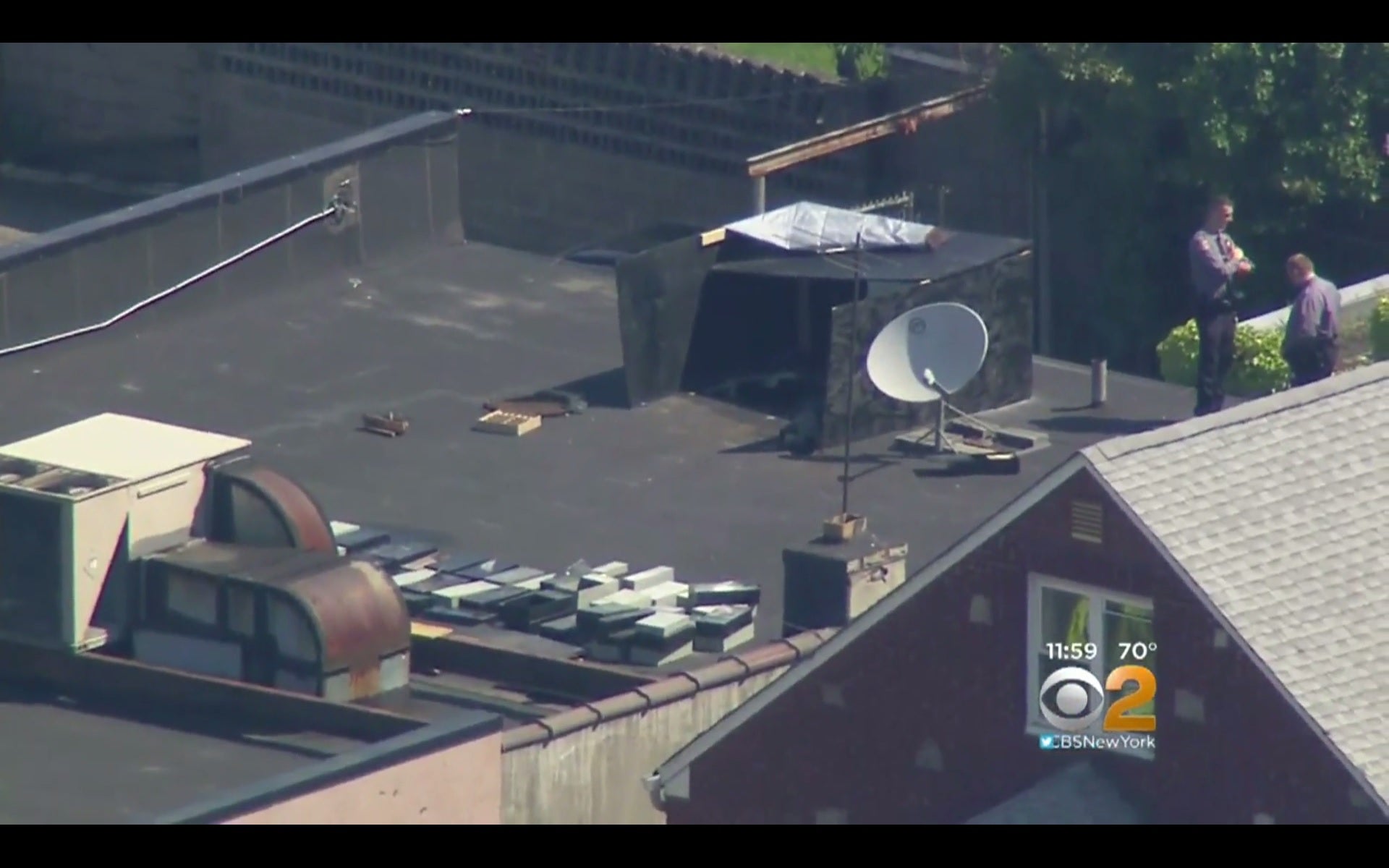 Thieves cut hole in roof of bank, steal safe deposit boxes - CBS News