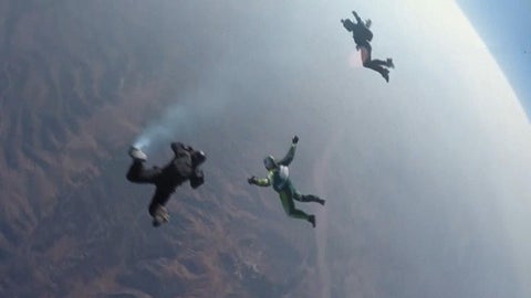 Skydiver Luke Aikins makes parachute-free jump - CBS News