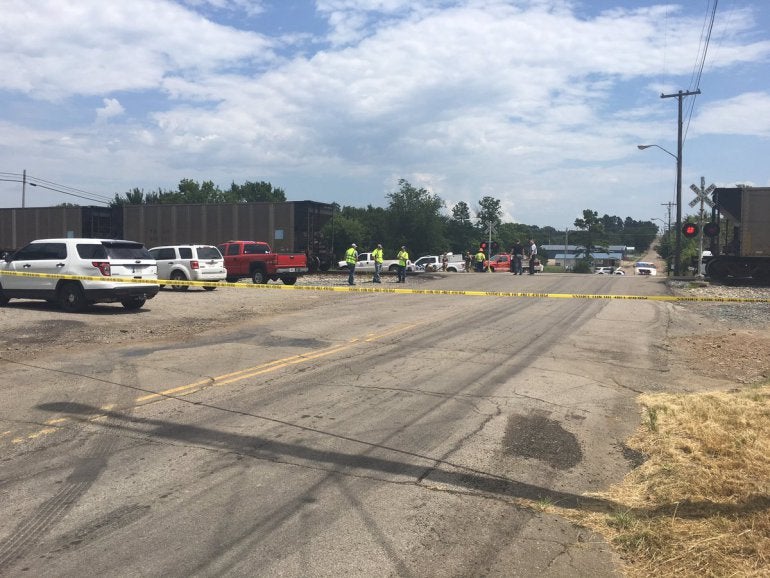 4 killed when train hits car in eastern Oklahoma - CBS News