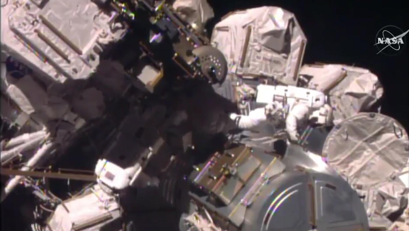 Astronauts complete smooth spacewalk - CBS News
