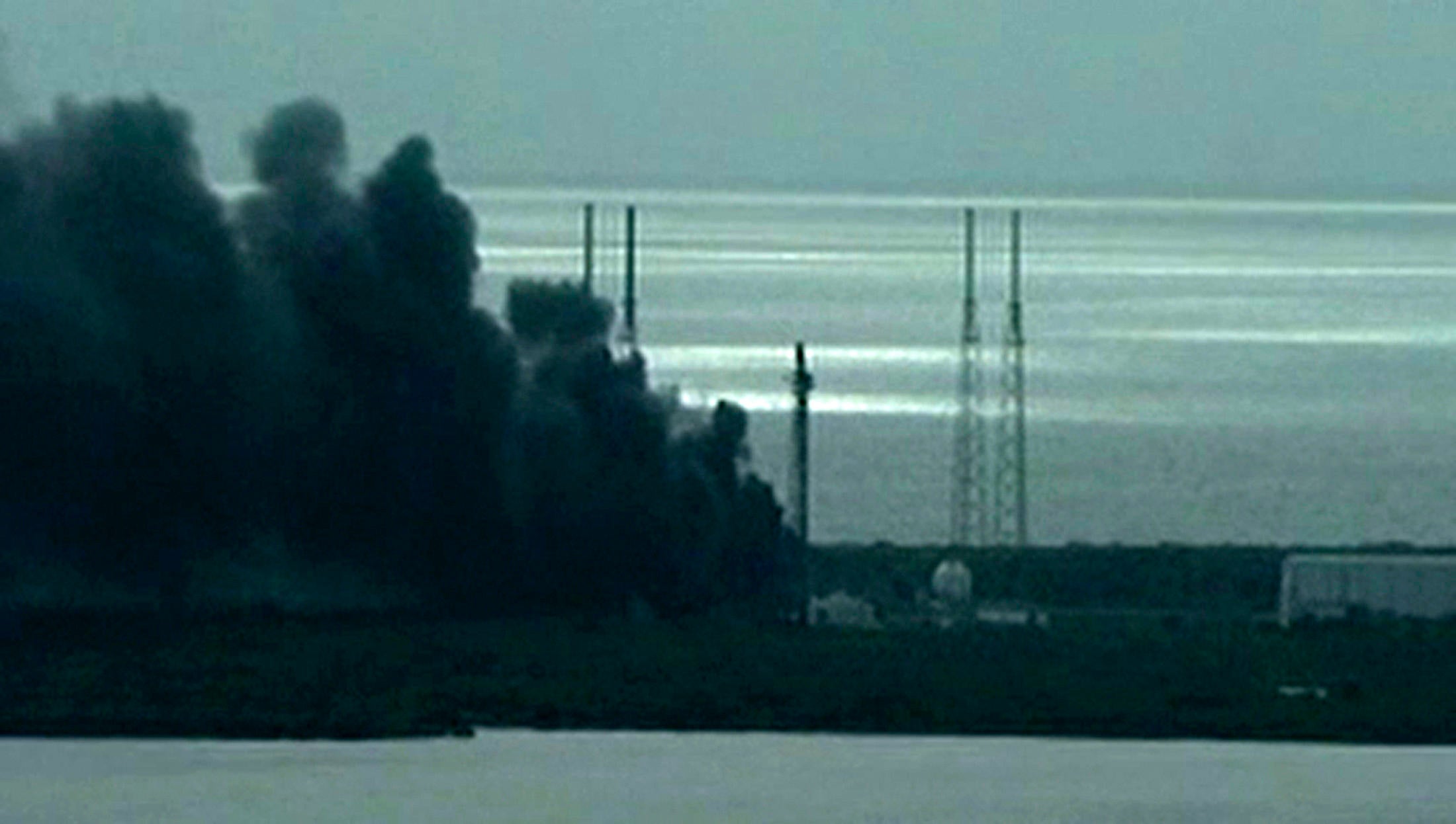 Explosion rocks SpaceX launch site in Florida during test - CBS News