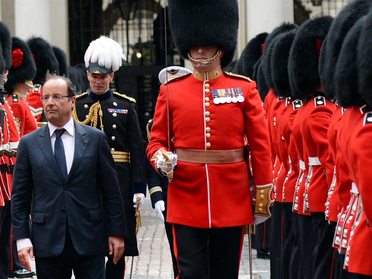 Britain Queen Elizabeth II Royal guard Coldstream Guards Major James ...