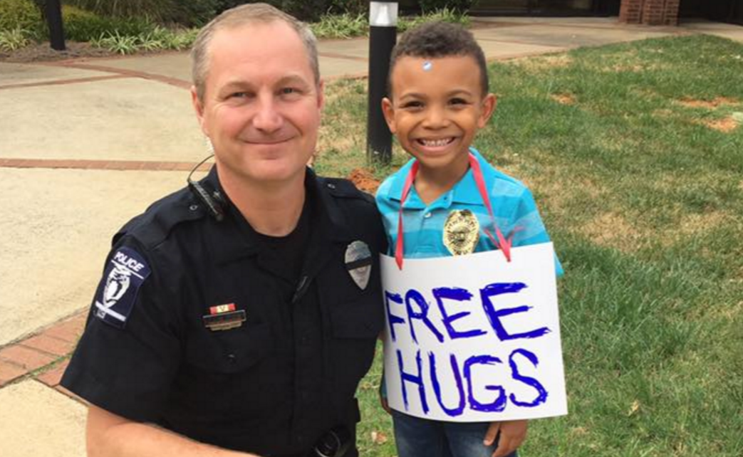 Charlotte boy gives police officers "free hugs" after violent protests ...