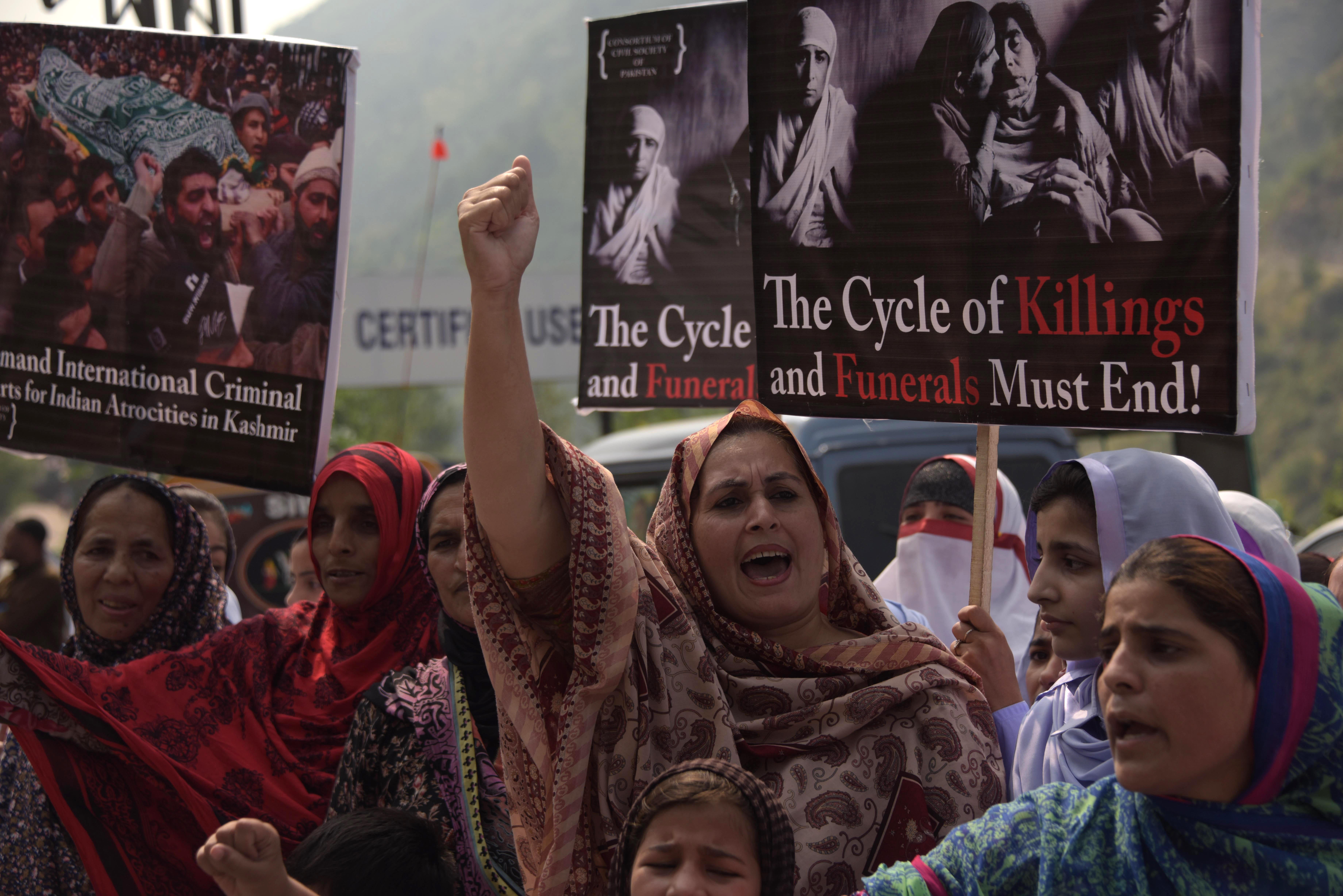 India and Pakistan trade fire over Kashmir border as Pakistani troops ...