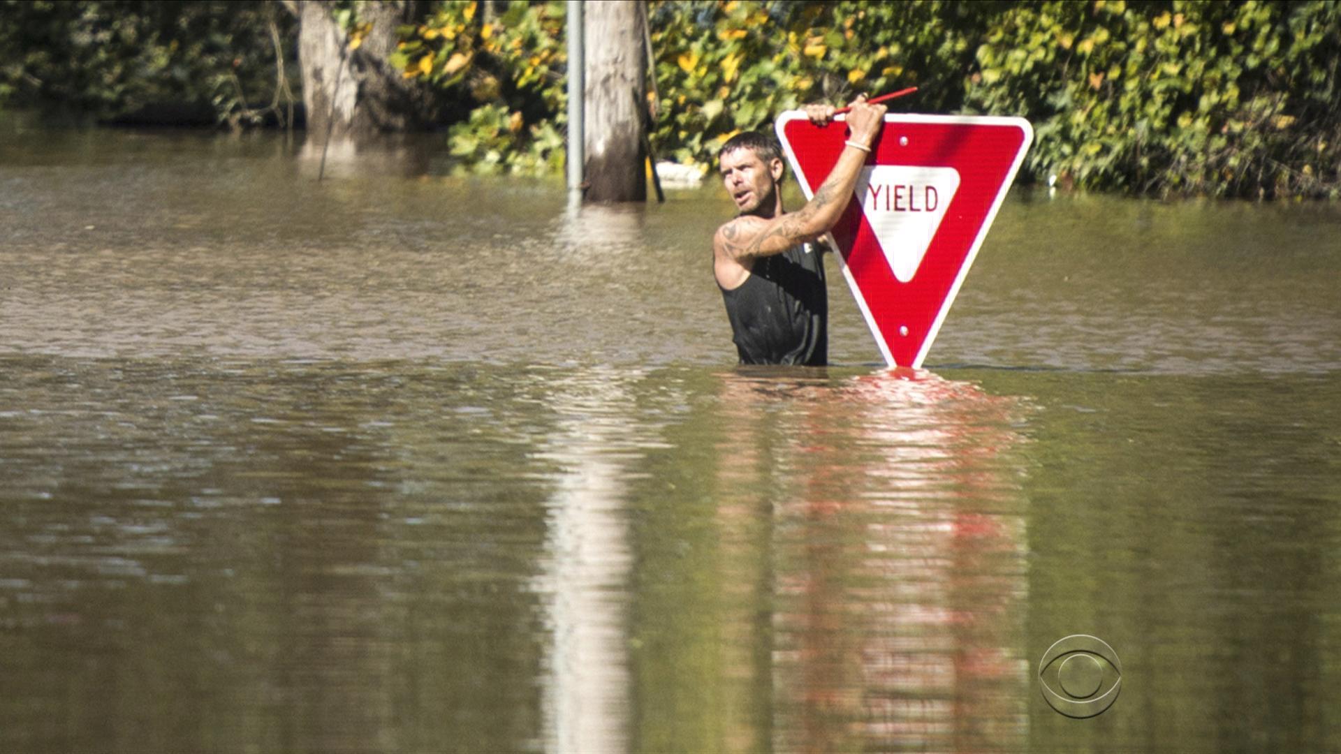 Hurricane Matthew floodwaters trap thousands in North Carolina - CBS News