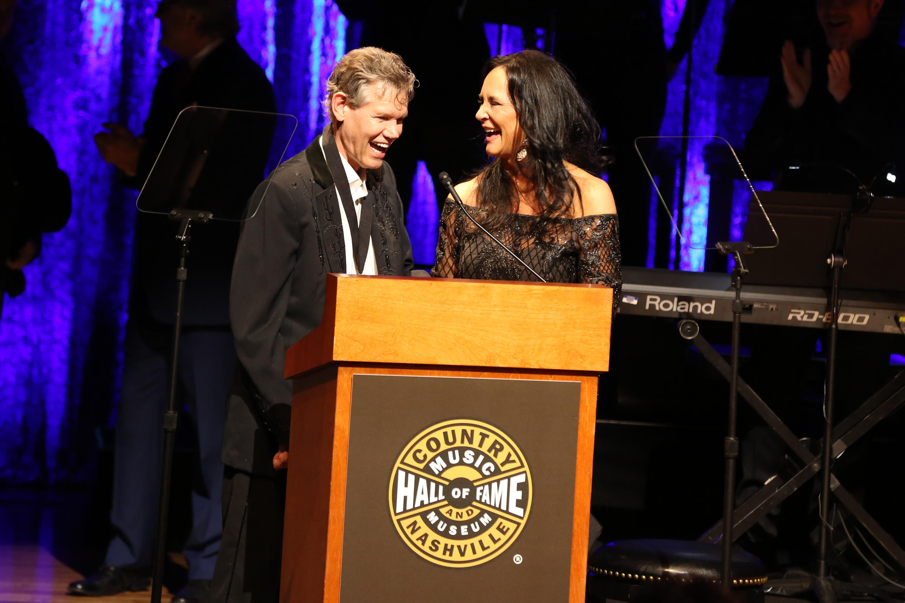 Country star Randy Travis stuns crowd by -- singing - CBS News