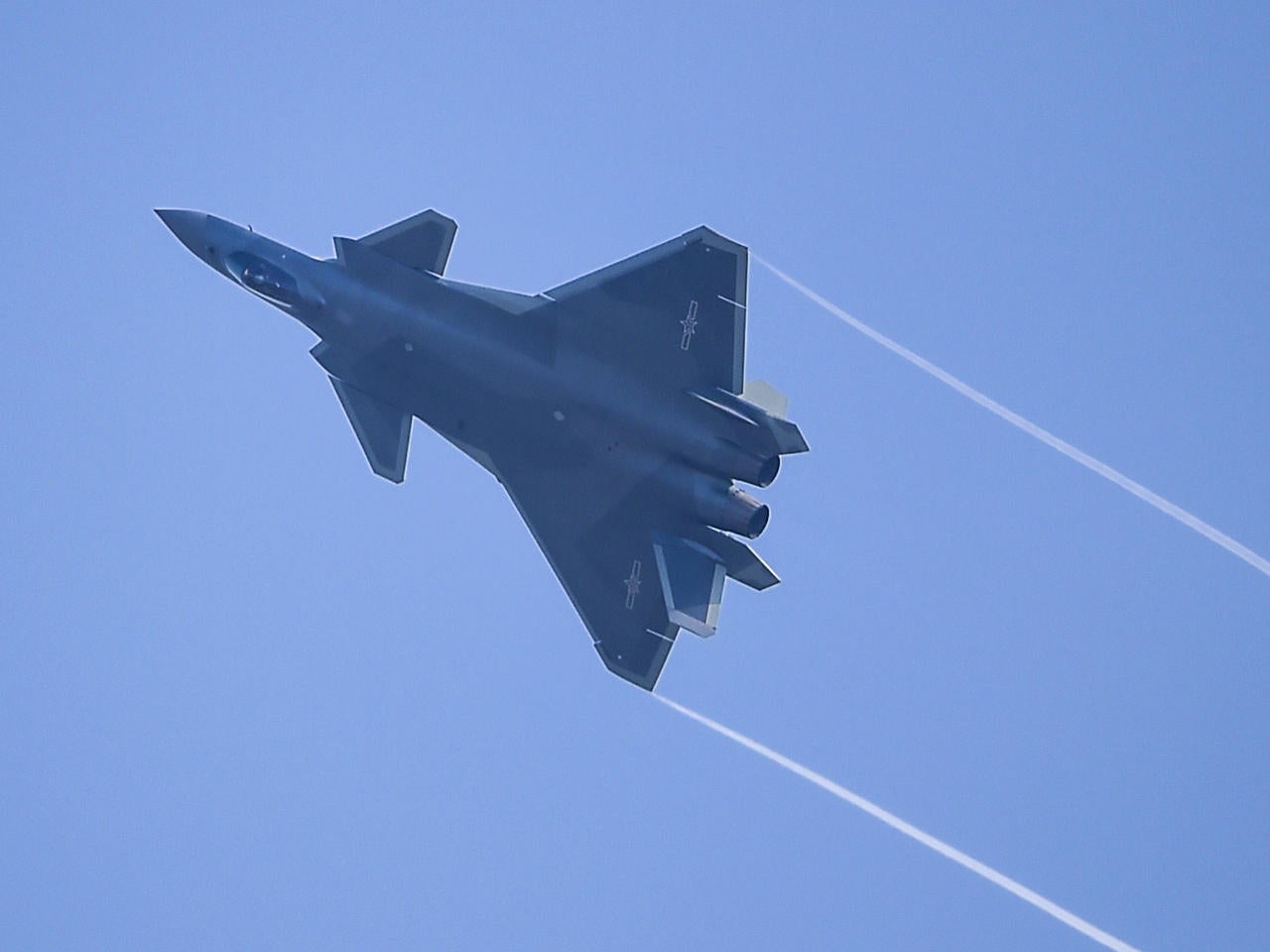 China debuts new J-20 stealth fighter jet - CBS News