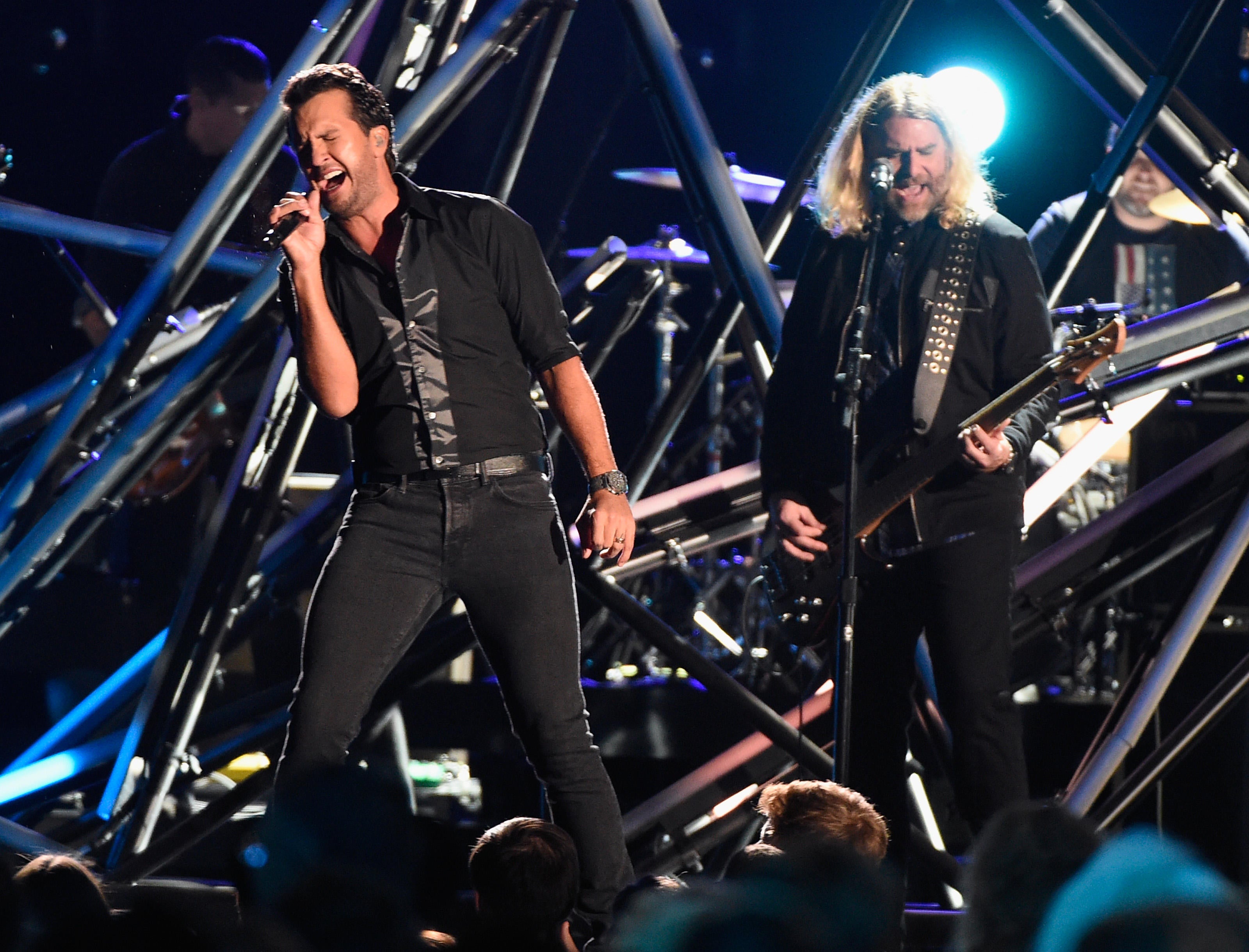 Luke Bryan punches heckler during concert - CBS News
