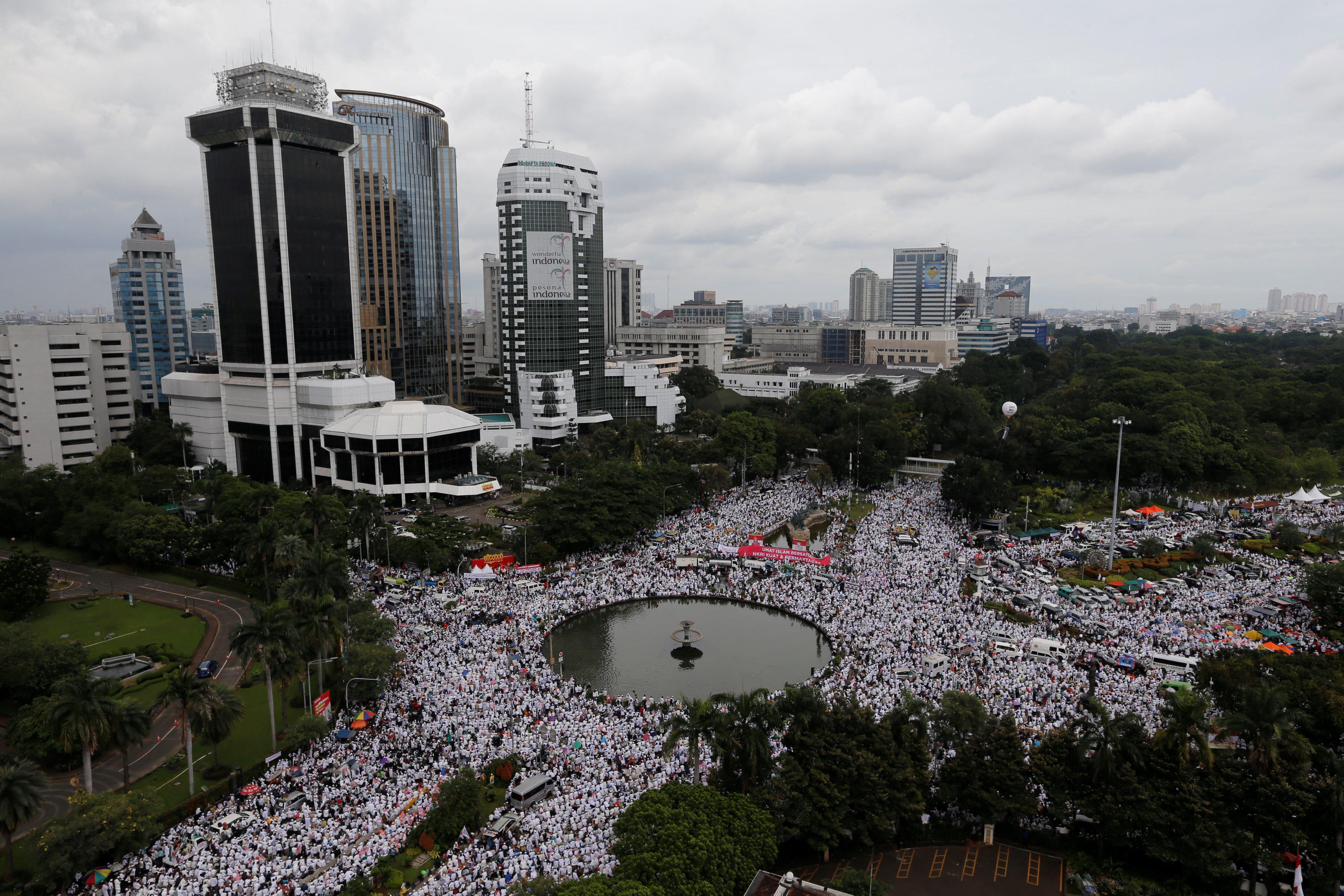 Indonesia blasphemy protest swells to crowd of 200,000 - CBS News