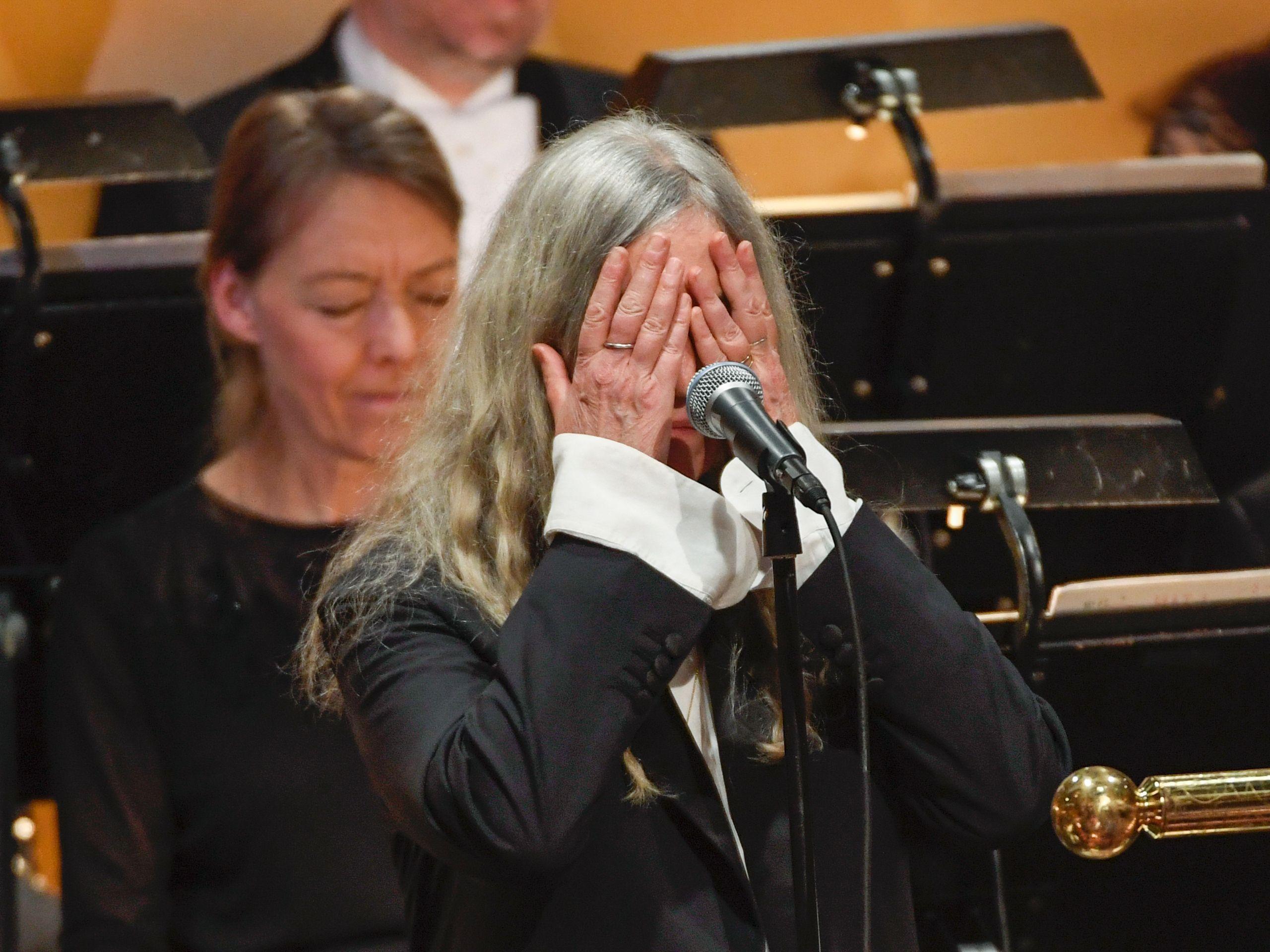 Bob Dylan Nobel prize: Singer is a no-show, Patti Smith forgets lyrics ...