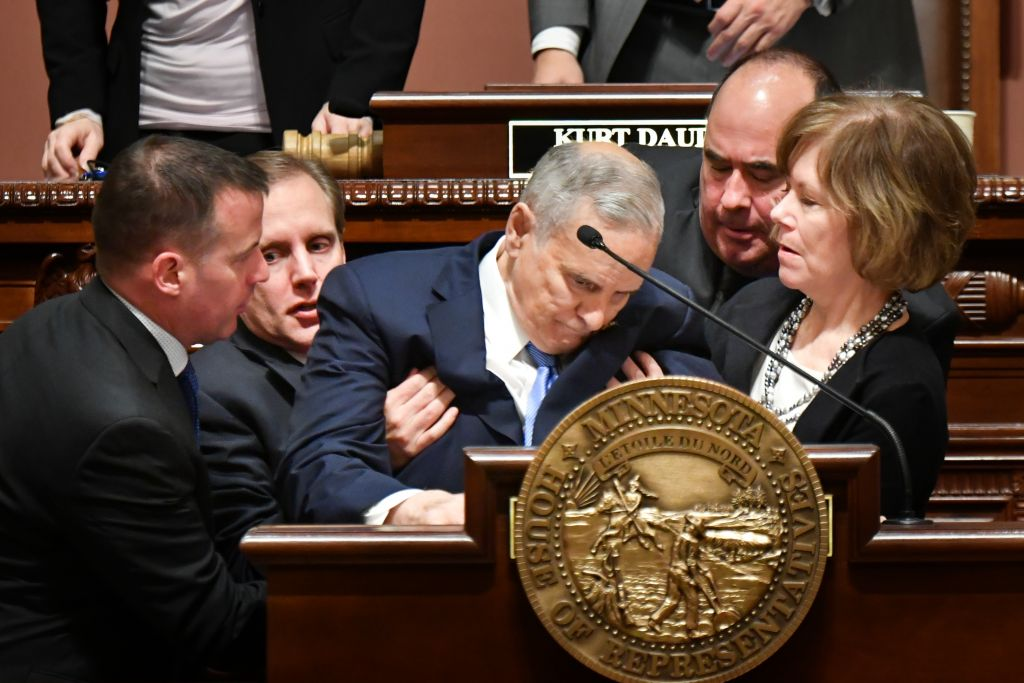 Minnesota Gov. Mark Dayton collapses while delivering address - CBS News