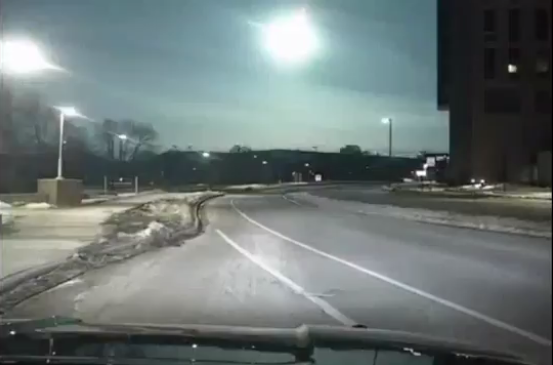 Lake Michigan meteor lights up the sky in several states - CBS News
