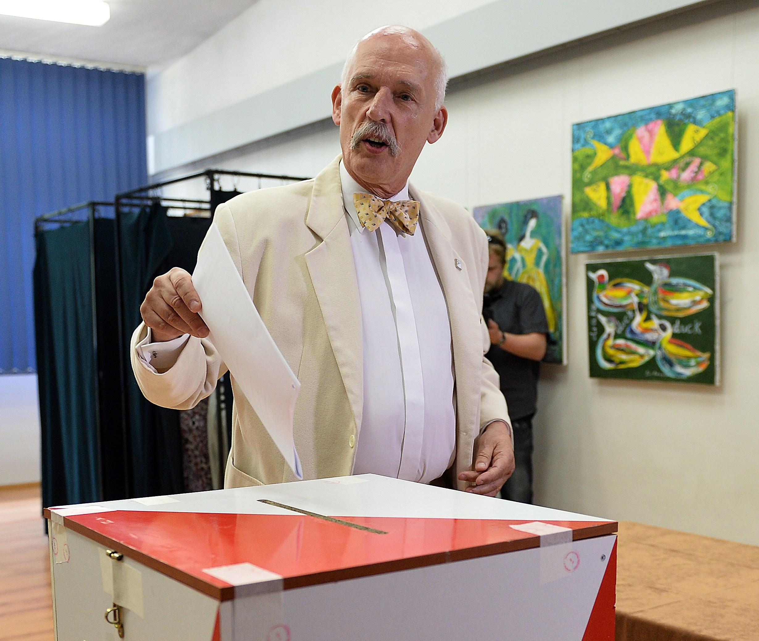 Janusz Korwin-Mikke: Women "less intelligent" than men - CBS News
