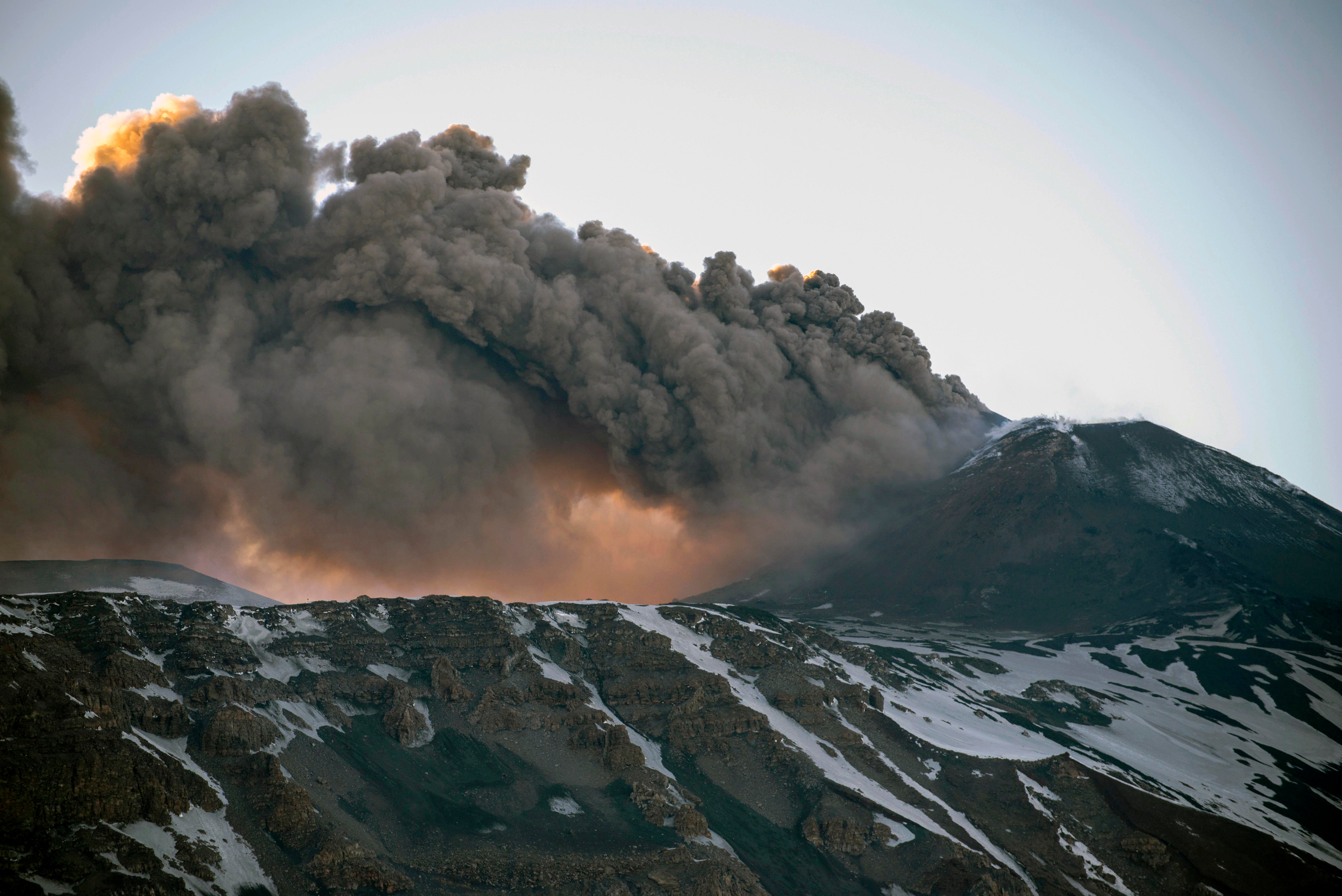 Dramatic video shows people fleeing violent eruption on Mount Etna ...