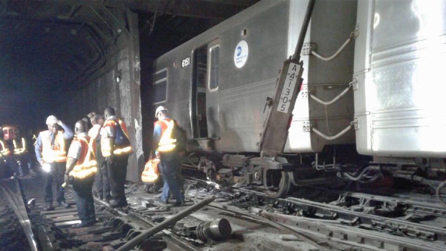 Subway cars derail, disrupt train service in NYC - CBS News