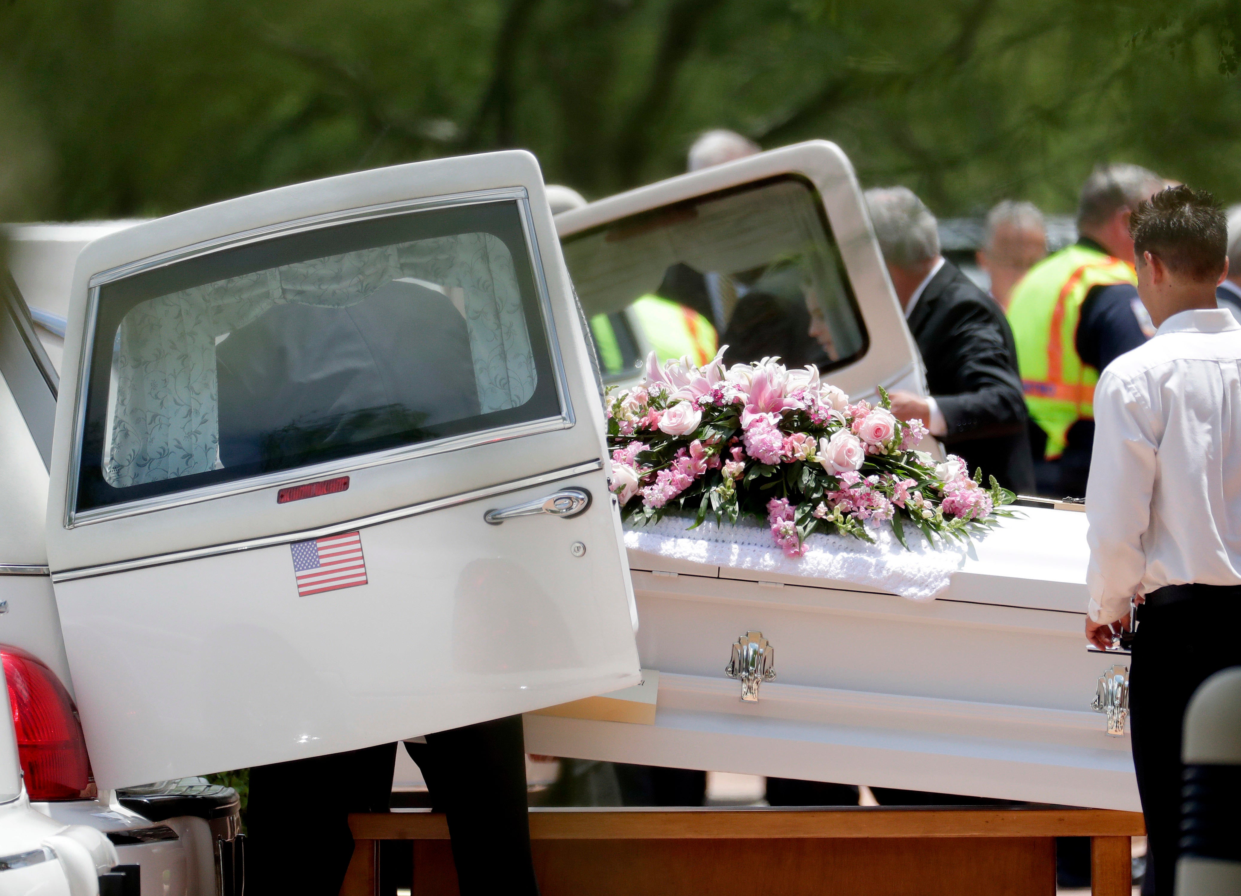 Mourners say goodbye to victims of Arizona flash flood - CBS News