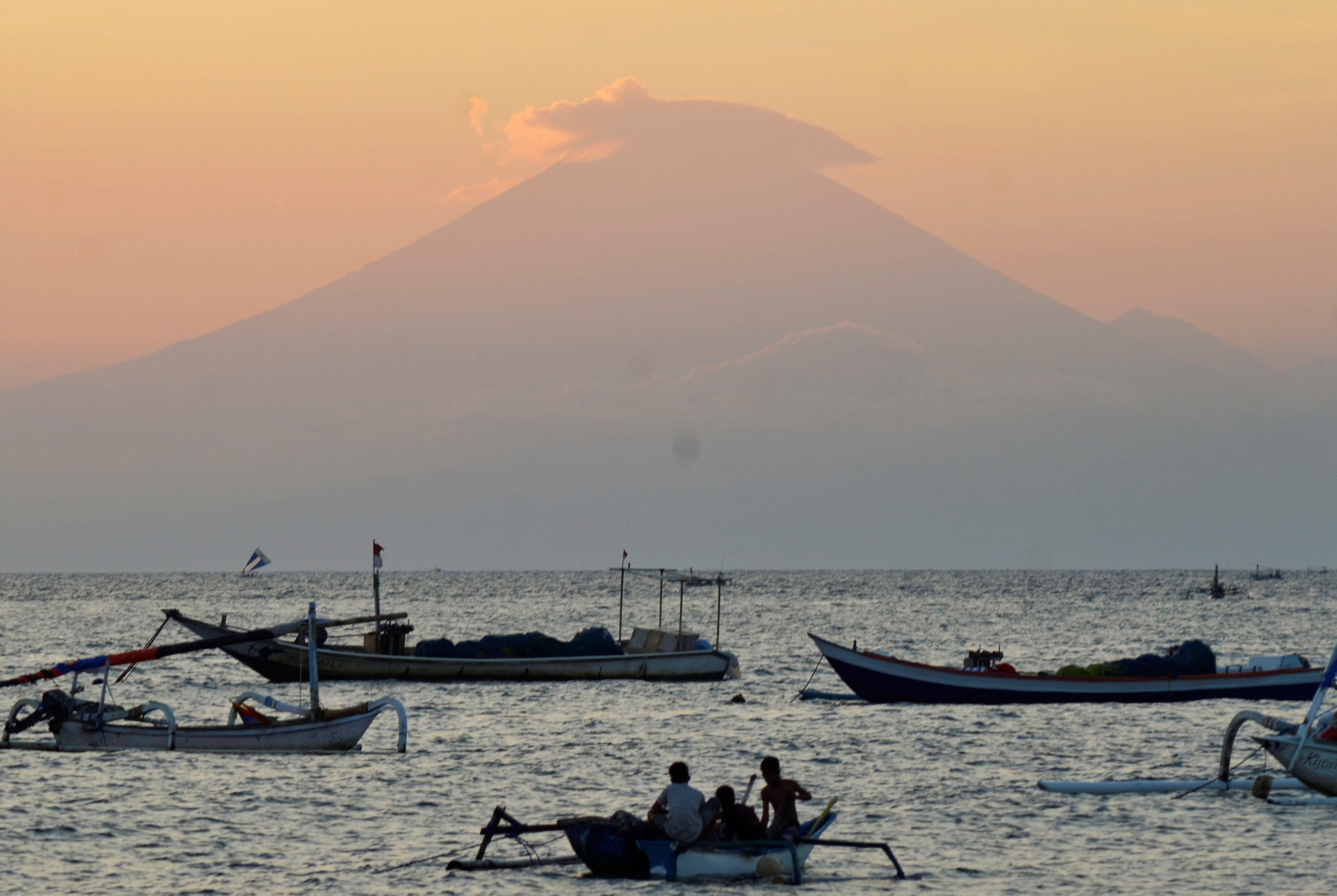 More than 35,000 people flee menacing Bali volcano - CBS News