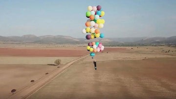 Man strapped to 100 helium balloons flies 8,000 feet up in the air ...