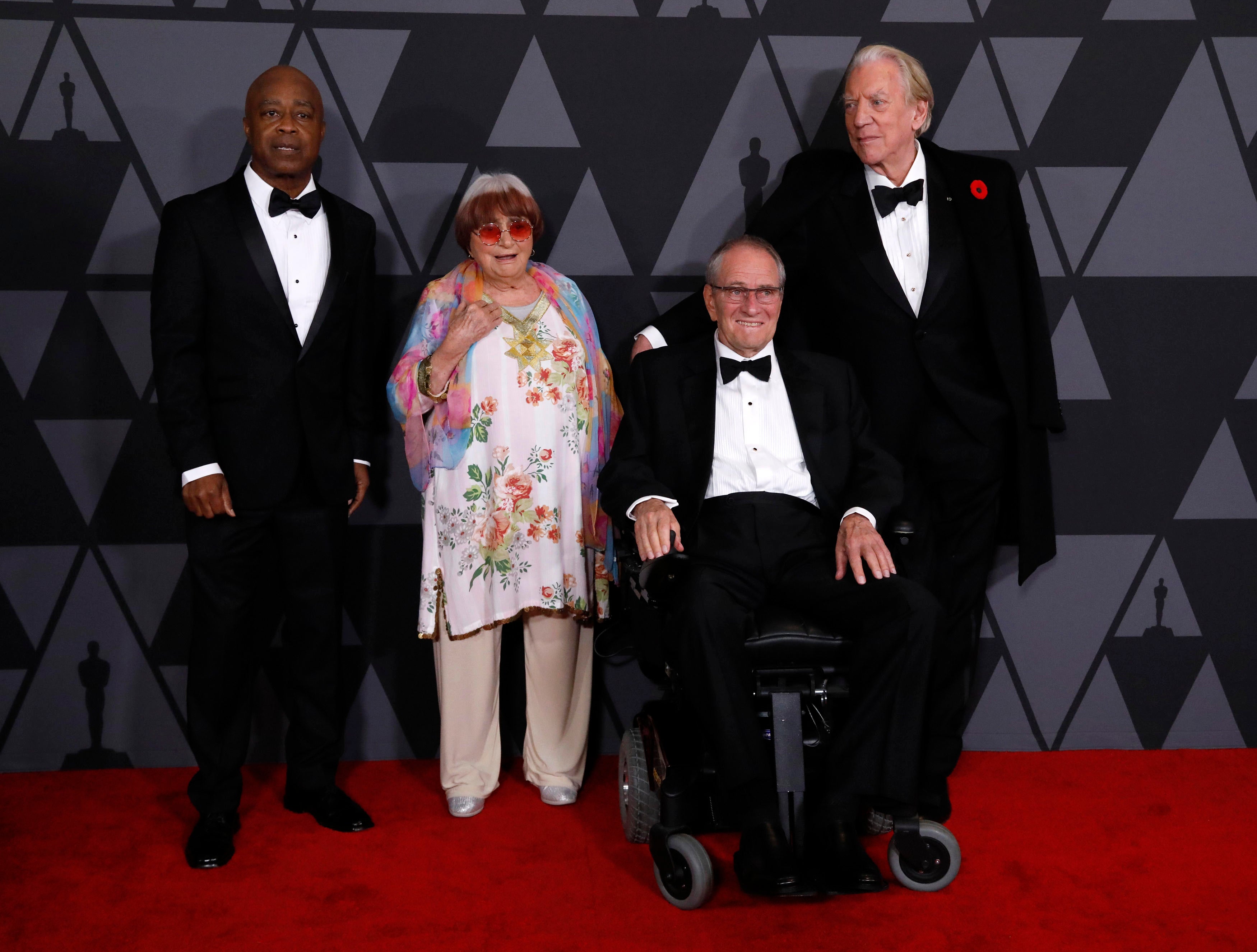 4 honorees receive Oscars in first of awards season - CBS News