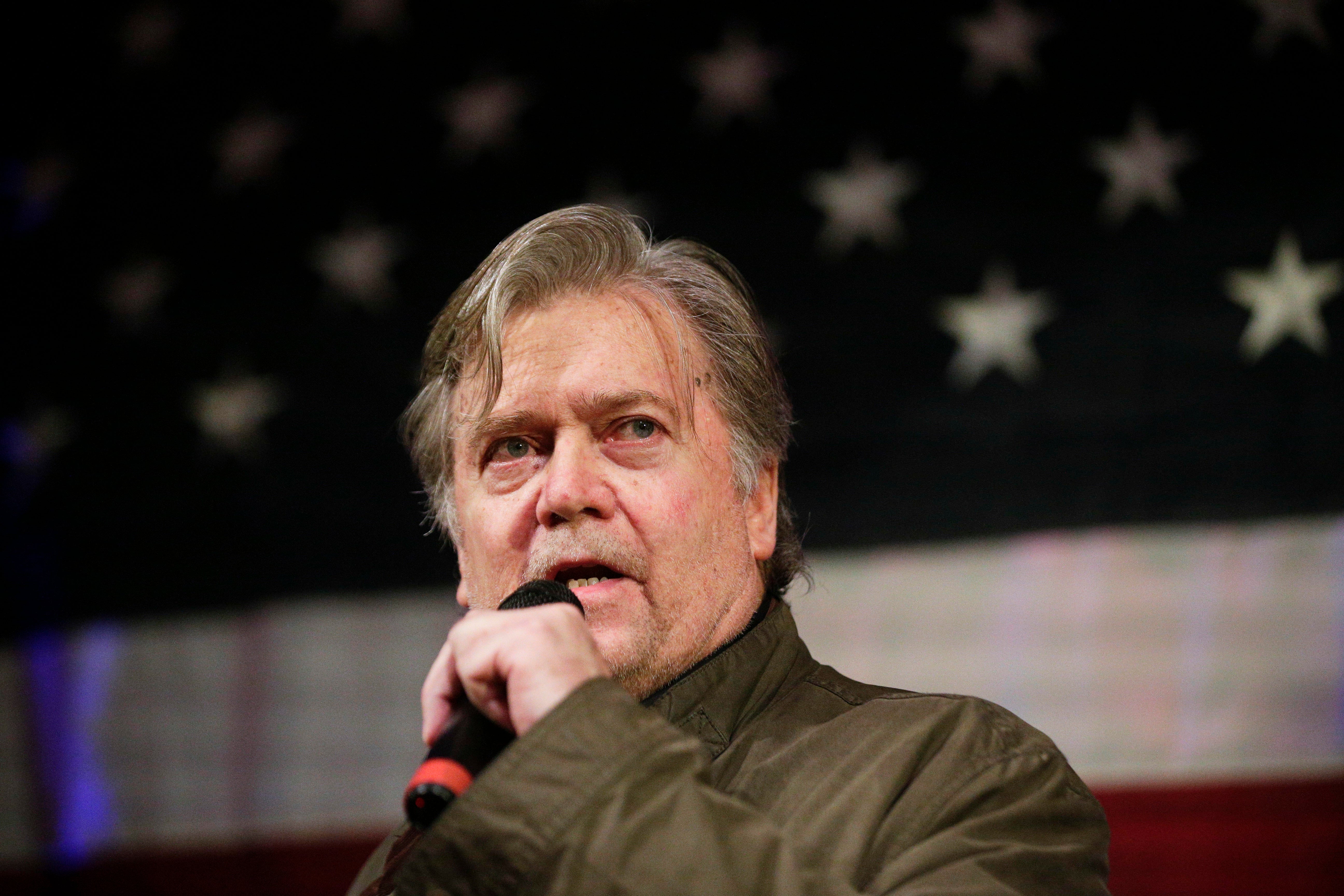 Steve Bannon campaigns for Roy Moore in Alabama - CBS News